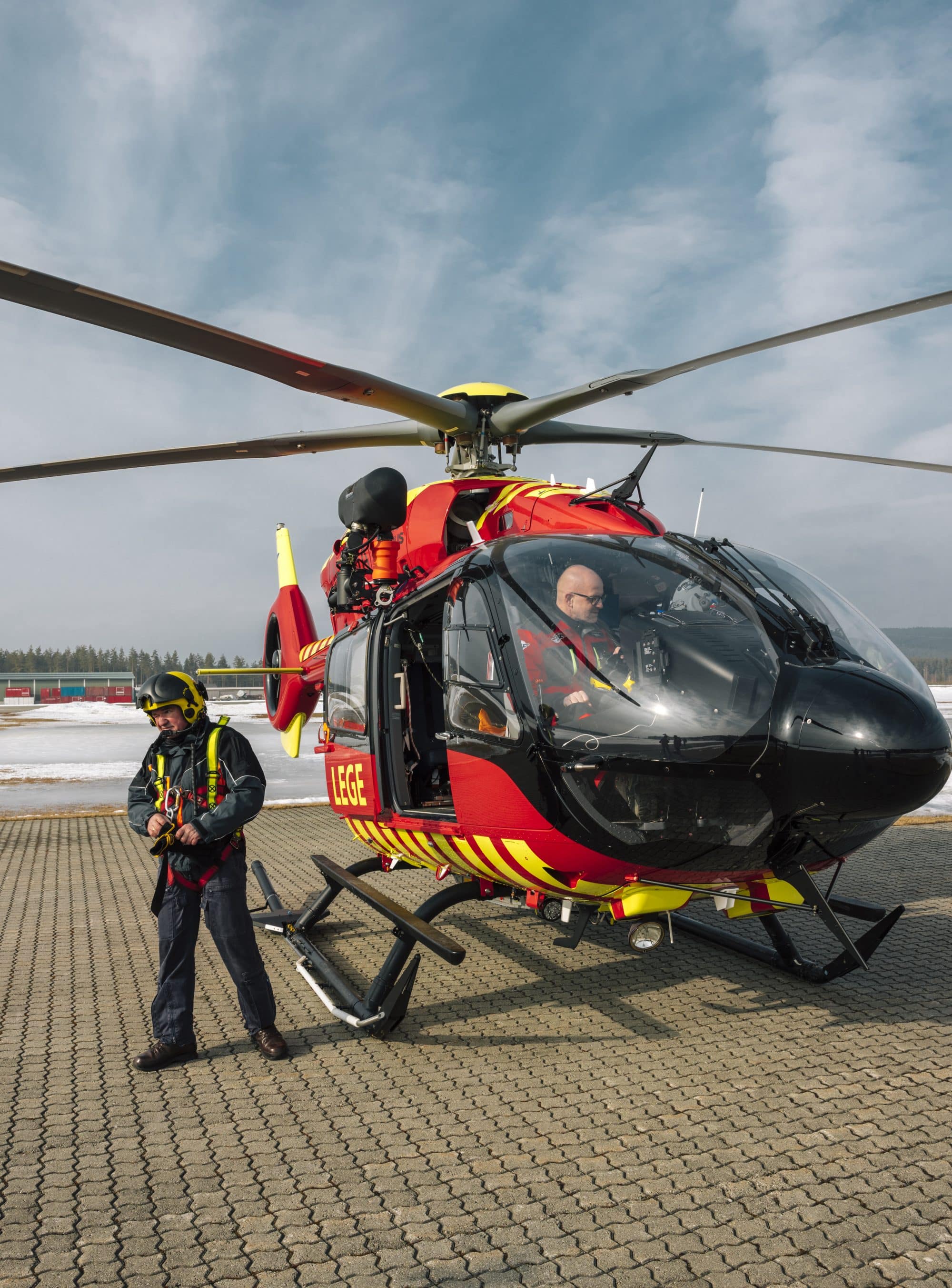 Tester heis i helikopter - Norsk Luftambulanse