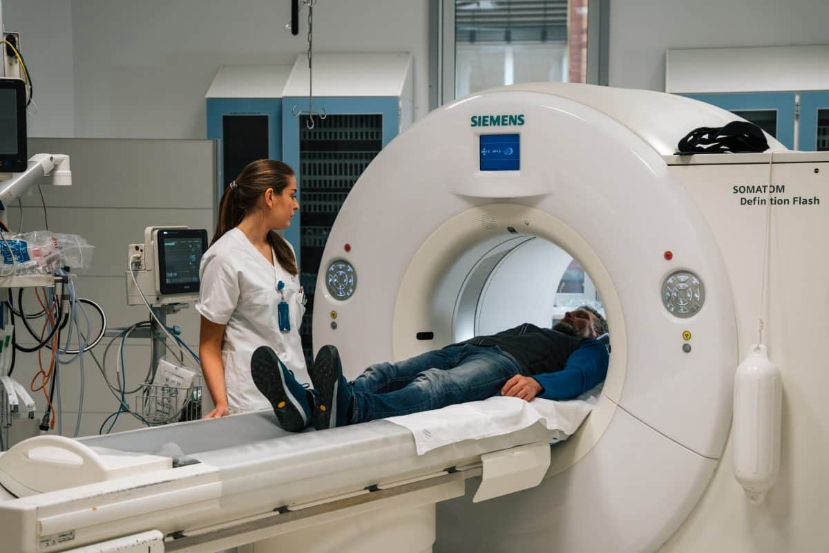 Lær symptomene på hjerneslag - Norsk Luftambulanse